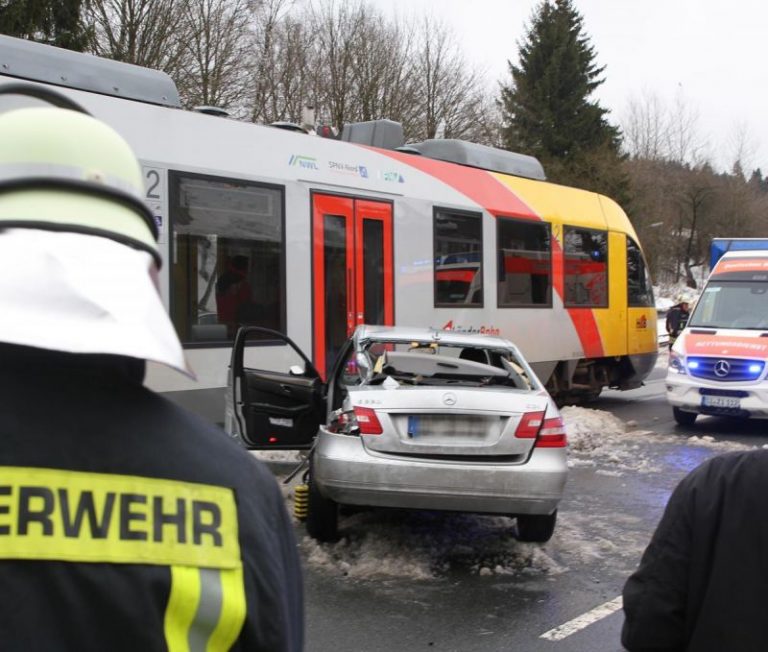 VIDEO: Zug kollidiert mit Pkw - 79-Jähriger schwer verletzt - wirSiegen - Das Siegerland Portal ...
