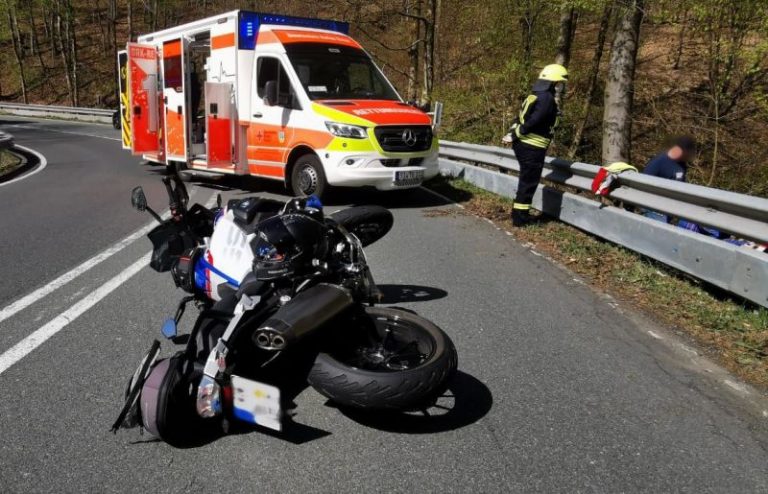Vollsperrung der B508 nach Motorradunfall - Motorradfahrer schleudert über Leitplanke ...