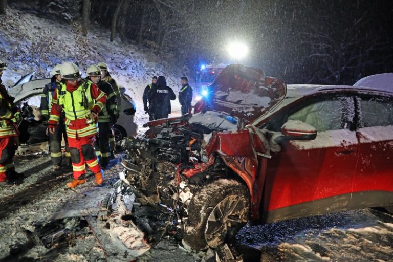 Frontalzusammenstoß auf der B62 zwischen Netphen und Dreis-Tiefenbach - Unfall sorgte für ...