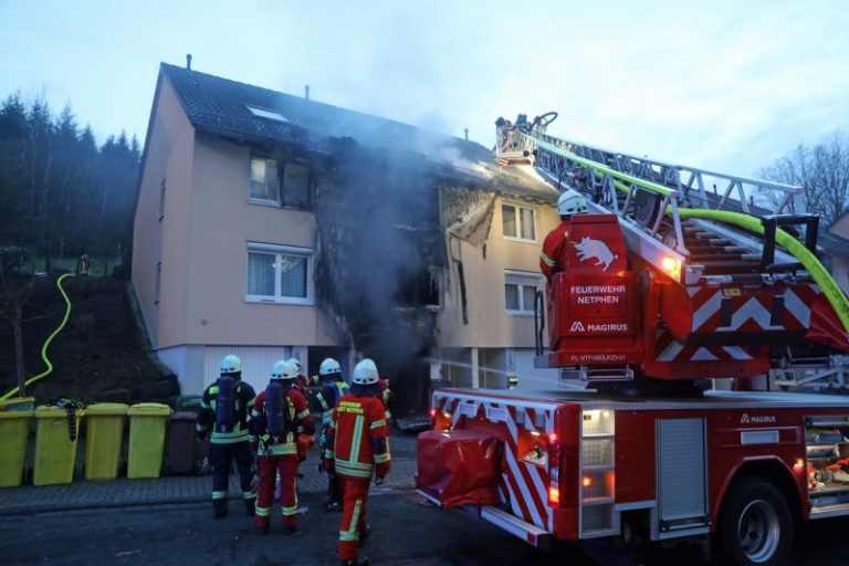 Großeinsatz in Dreis-Tiefenbach: Garagenbrand greift auf Mehrfamilienhaus über - Rettungskräfte ...