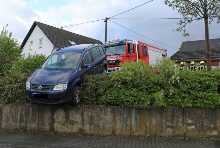 Geparkter PKW rollt davon - Einsatz für die Feuerwehr in Wilnsdorf ...