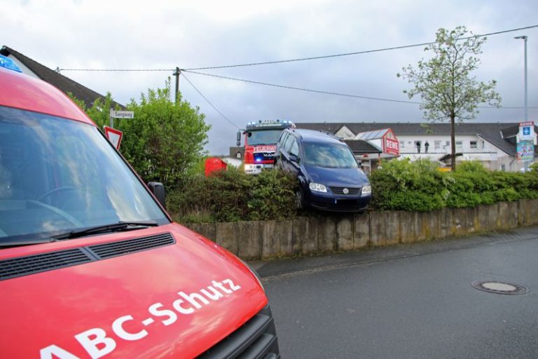 Geparkter PKW rollt davon - Einsatz für die Feuerwehr in Wilnsdorf ...