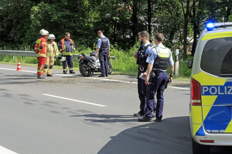 Motorradunfall gibt Rätsel auf – Fahrer flüchtet nach Unfall auf der B62 zwischen Weidenau und ...