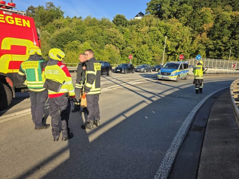 Schwerer Unfall in Siegen: Umgekippter LKW blockiert HTS-Auffahrt City-Galerie Siegen ...