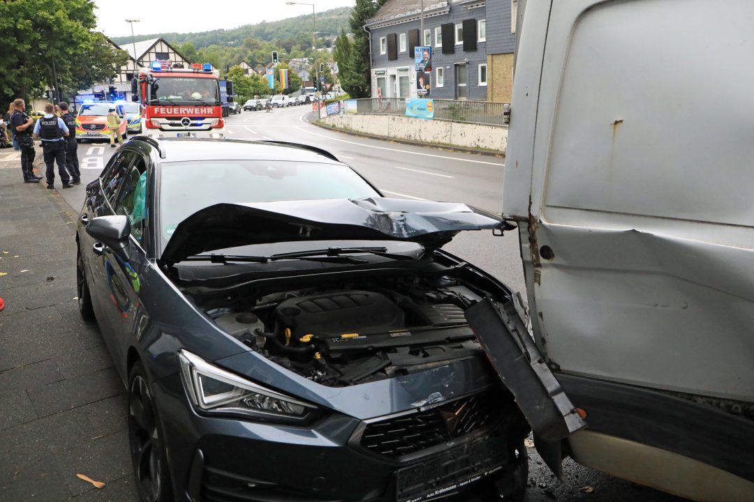 Feuerwehr, Polizei und Rettungsdienst im Einsatz: Unfall auf der Siegstraße in Dreis-Tiefenbach ...