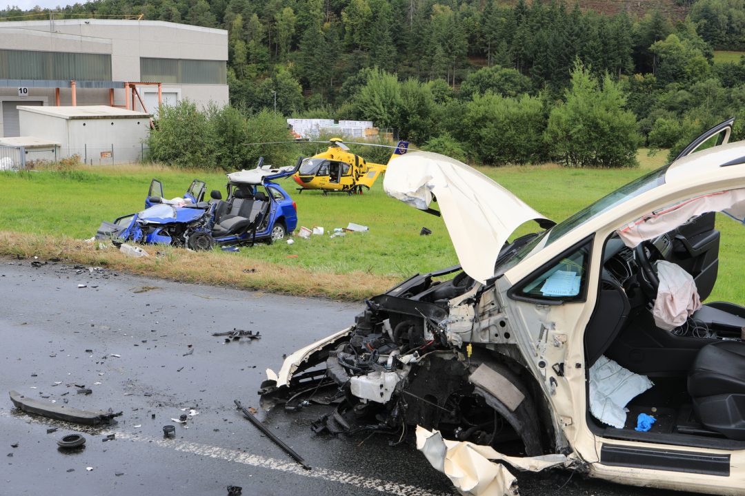 Schwerer Verkehrsunfall auf der L729: Drei Verletzte bei Kollision zwischen PKW und Taxi ...